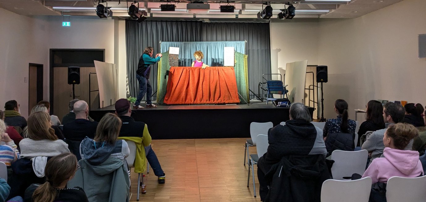 Theaterstück „Finger weg von Julia“ in Grundschulen im Vogelsbergkreis ...